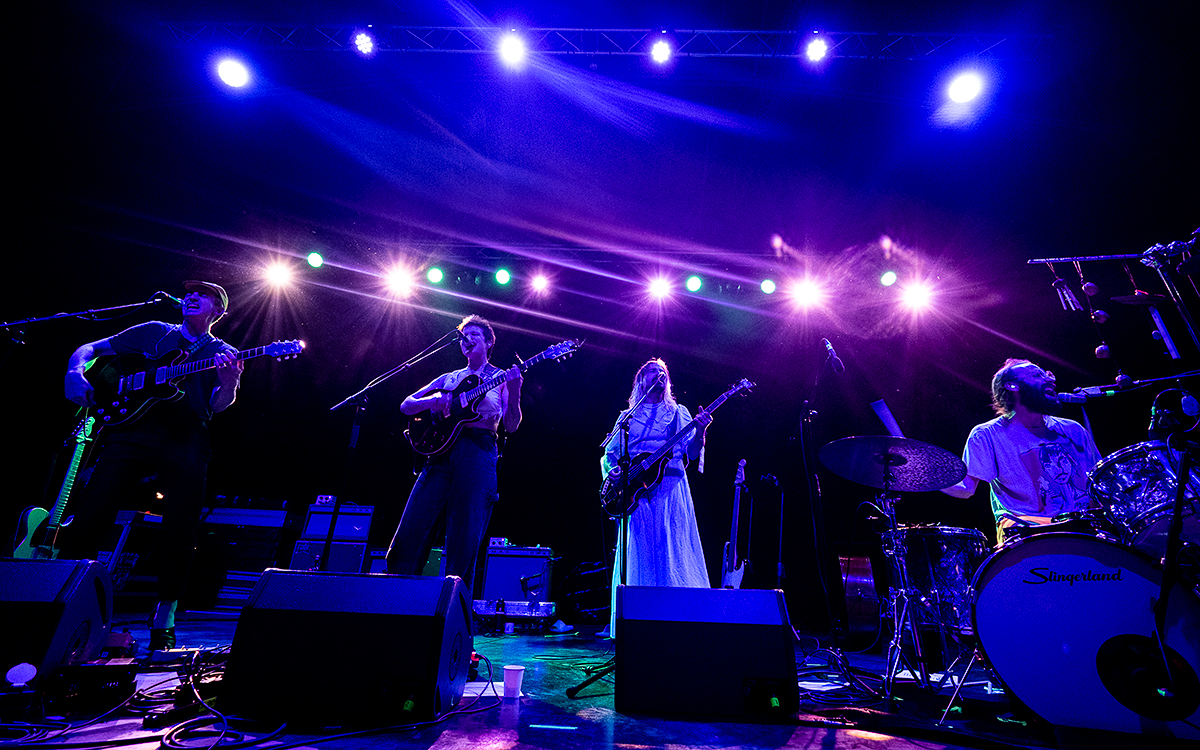 A maturidade dos Big Thief, "Dragon New Warm Mountain I Believe in You ...